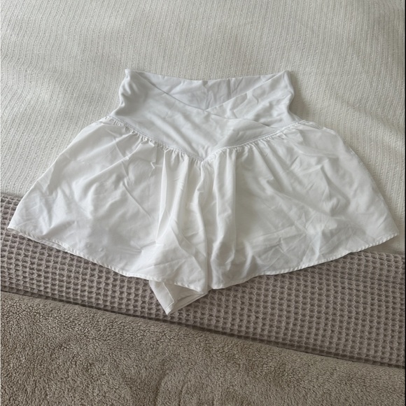 aerie | Shorts | Offline By Aerie Real Me Crossover Flowy Short White ...